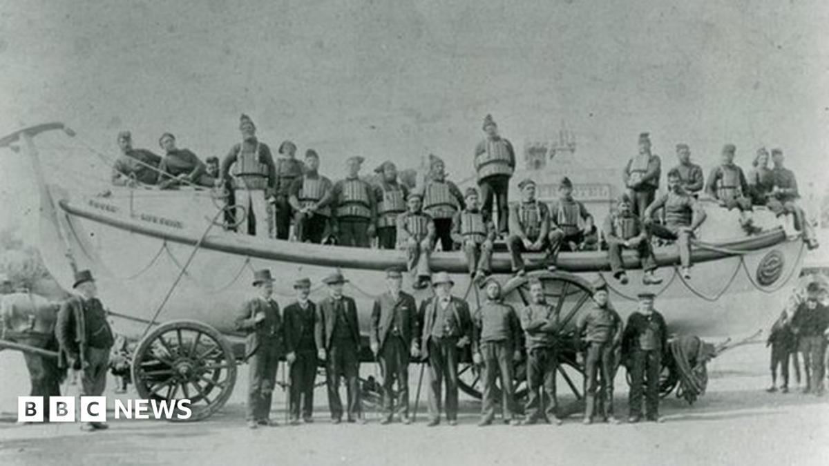 Poole lifeboat crews mark 150 years of rescues - BBC News