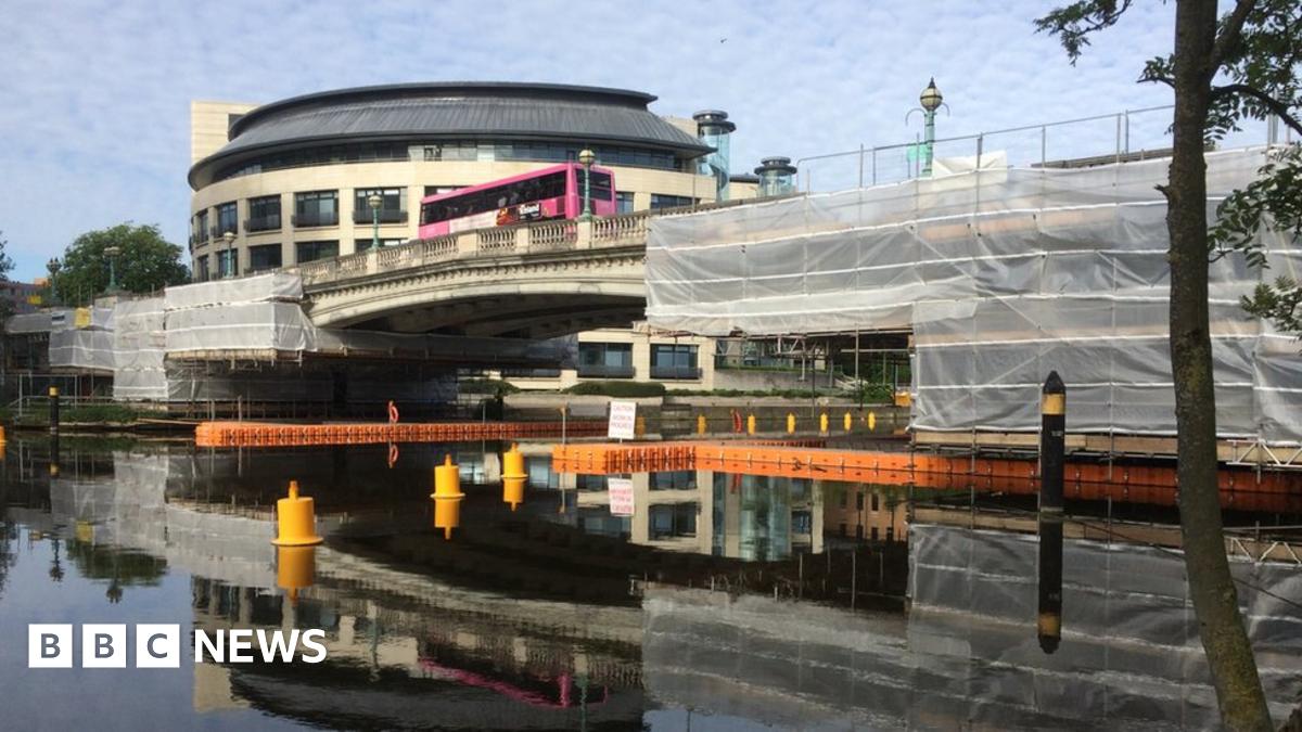 Reading Bridge on target to reopen on Monday as planned - BBC News