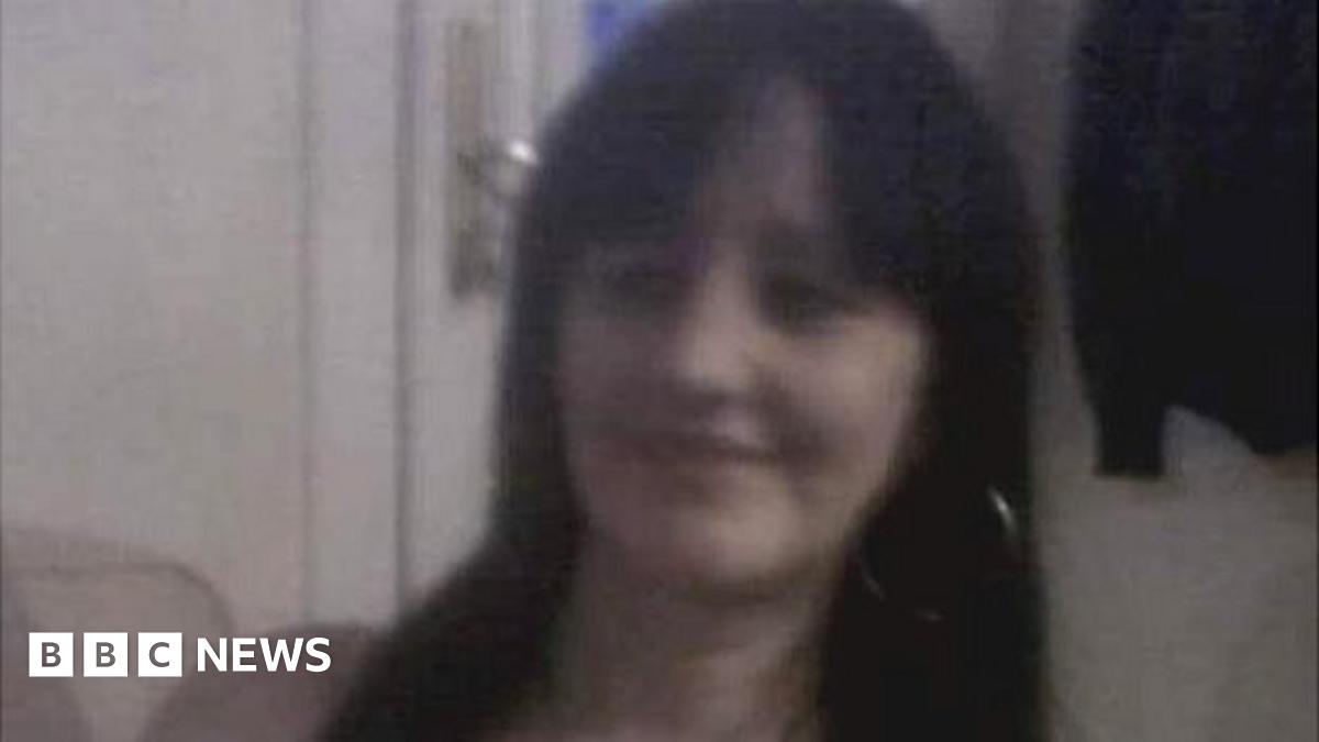 Swindon stab murder accused 'unaware of sister's knife' - BBC News