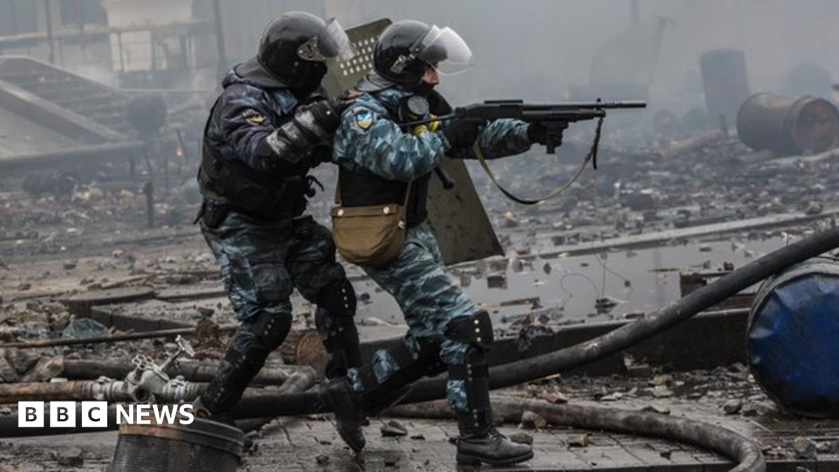 Russia jails Crimea man for police injury in Kiev riot - BBC News