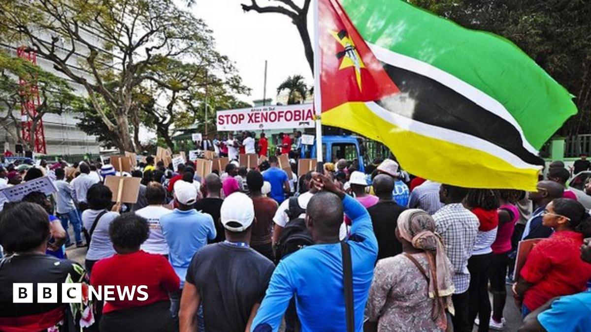 South Africa deports Mozambicans after anti-foreigner violence - BBC News