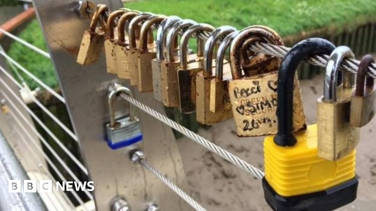 Boston bridge love locks removed by council - BBC News