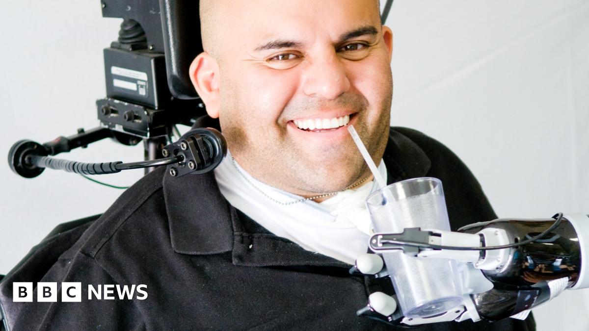 Brain-reading implant controls arm - BBC News