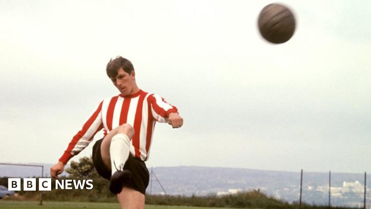 Ex-Sheffield United winger Alan Woodward dies - BBC News