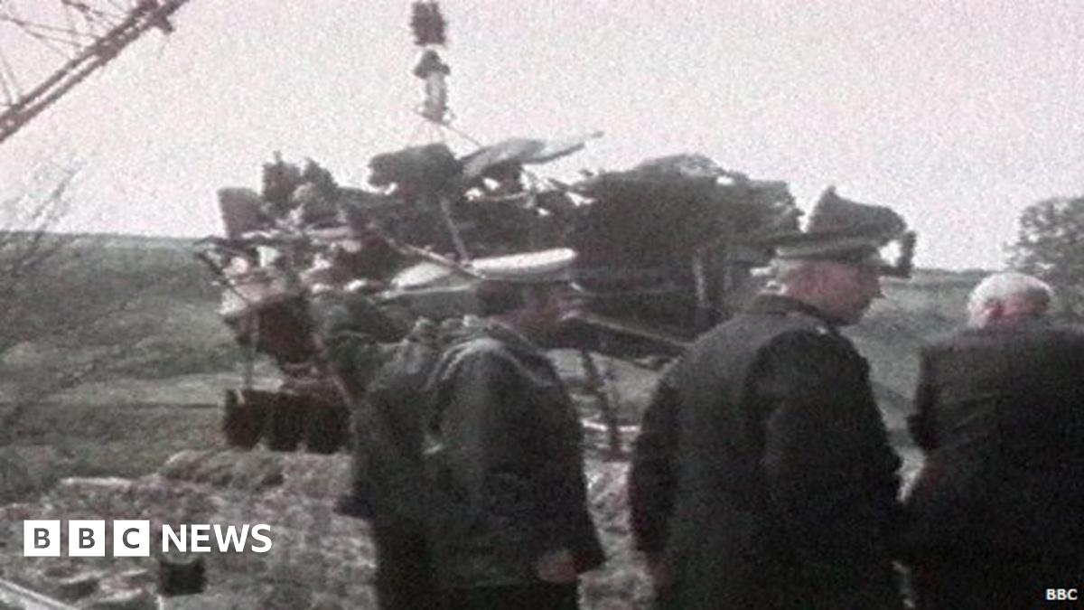 Dibbles Bridge coach crash 40th anniversary marked - BBC News