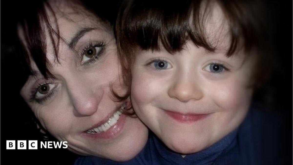 Didcot murders: Family release tributes to victims - BBC News