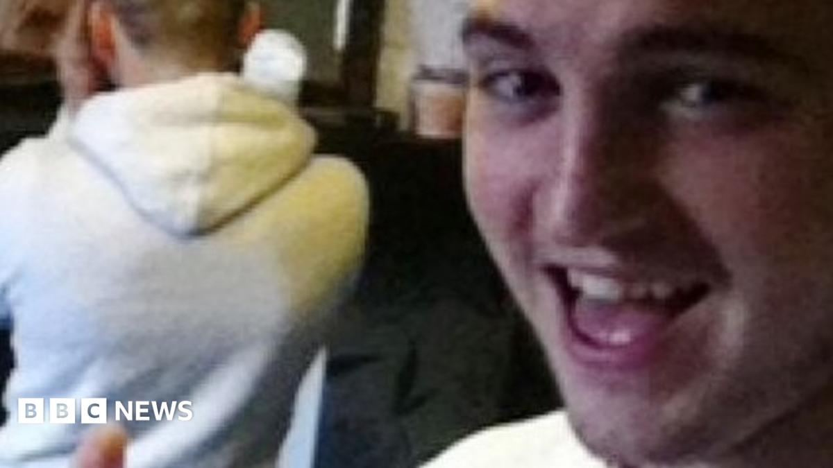 Aaron Hunter named as teenager killed in Carmarthenshire crash - BBC News
