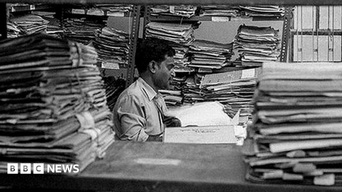 In pictures: Inside an Indian high court - BBC News