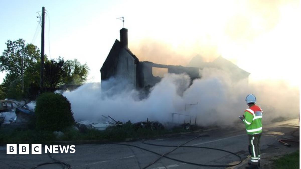 Wigtoft fire 'rips through' house and caravans - BBC News