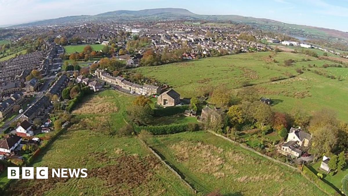 Pendle Council rejects plans for 270 new Pendle houses - BBC News