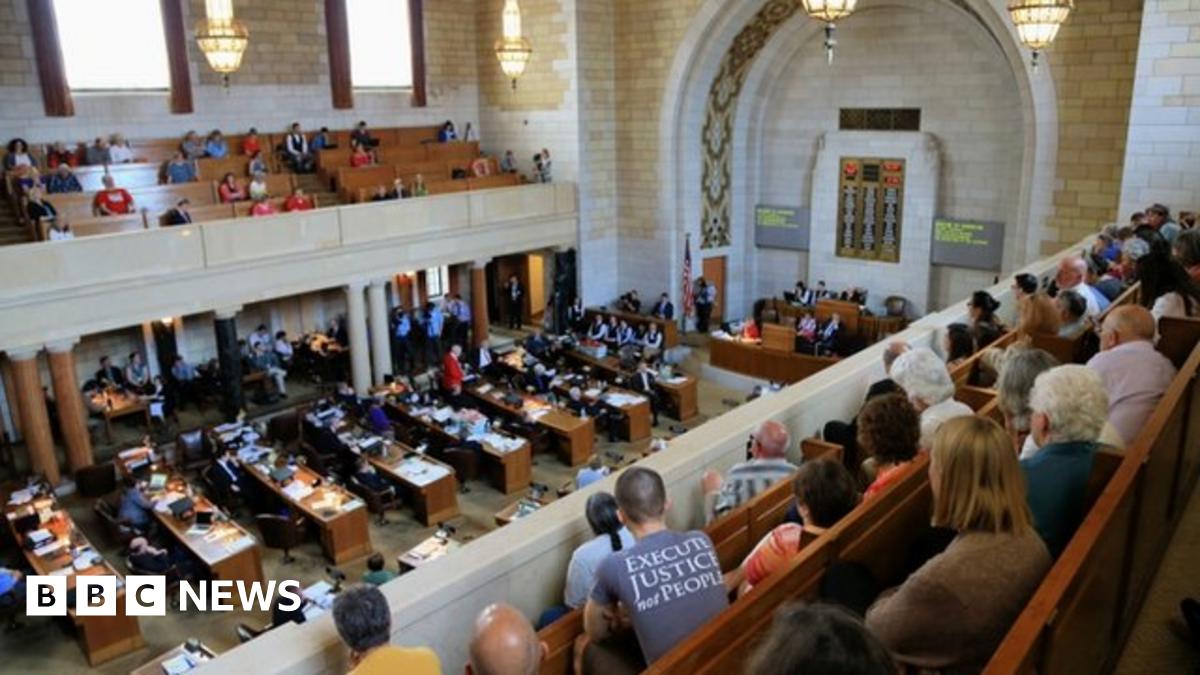 Nebraska abolishes death penalty after veto-override - BBC News