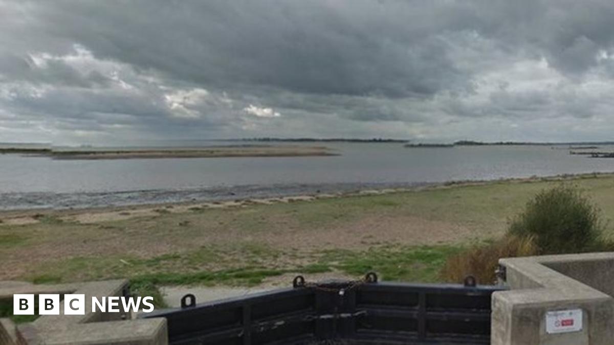 Police suspect stuck in waist-deep mud off St Osyth coast - BBC News