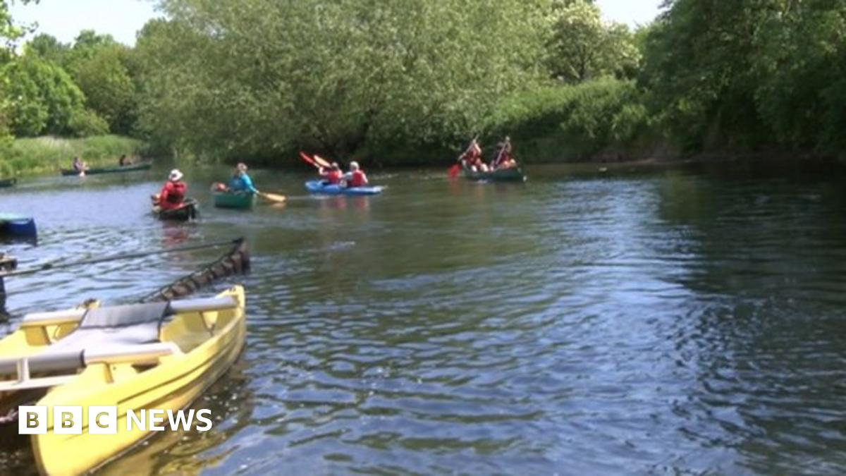 River Soar canoe trail opened in Leicestershire - BBC News