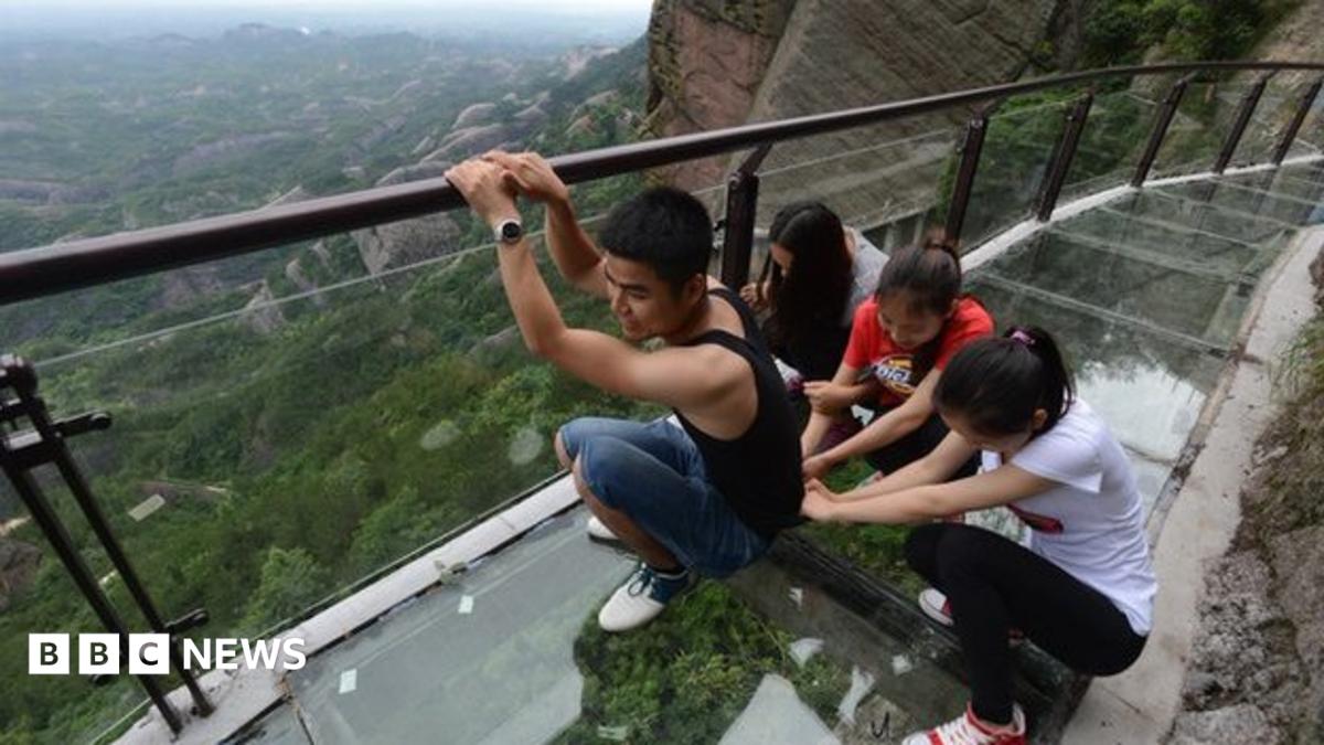 China: Musical glass skywalk opens to public - BBC News