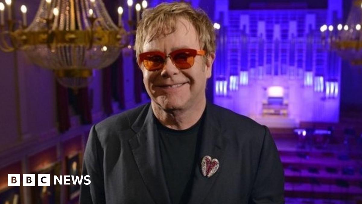 Elton John likens concert steward to Hitler - BBC News