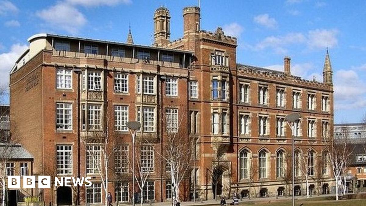 Chetham's music professor 'raped student in car', court hears - BBC News