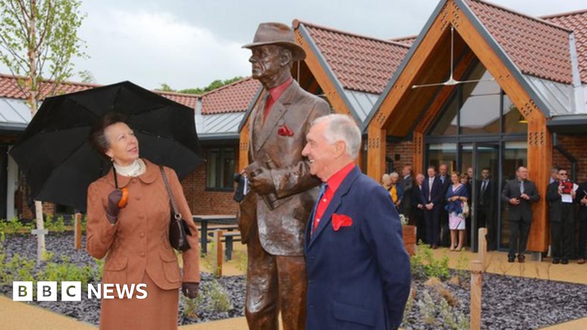 Princess Anne opens Jack Berry injured jockey centre in Malton - BBC News