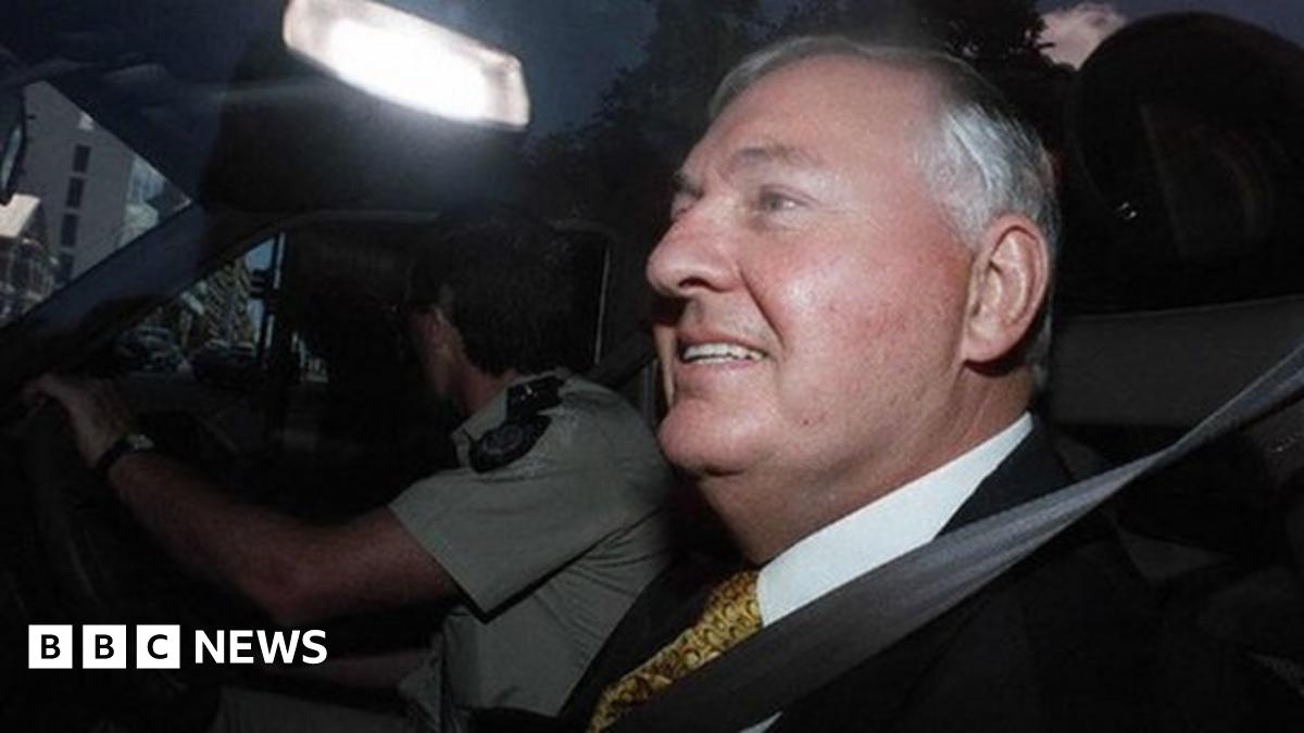 Alan Bond: Disgraced Australian entrepreneur dies aged 77 - BBC News