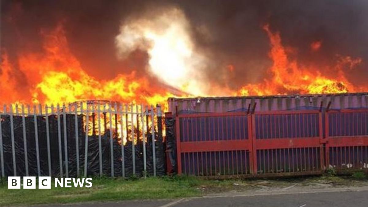 Bridgend fire: 1,000 gas cylinders 'no longer a risk' - BBC News