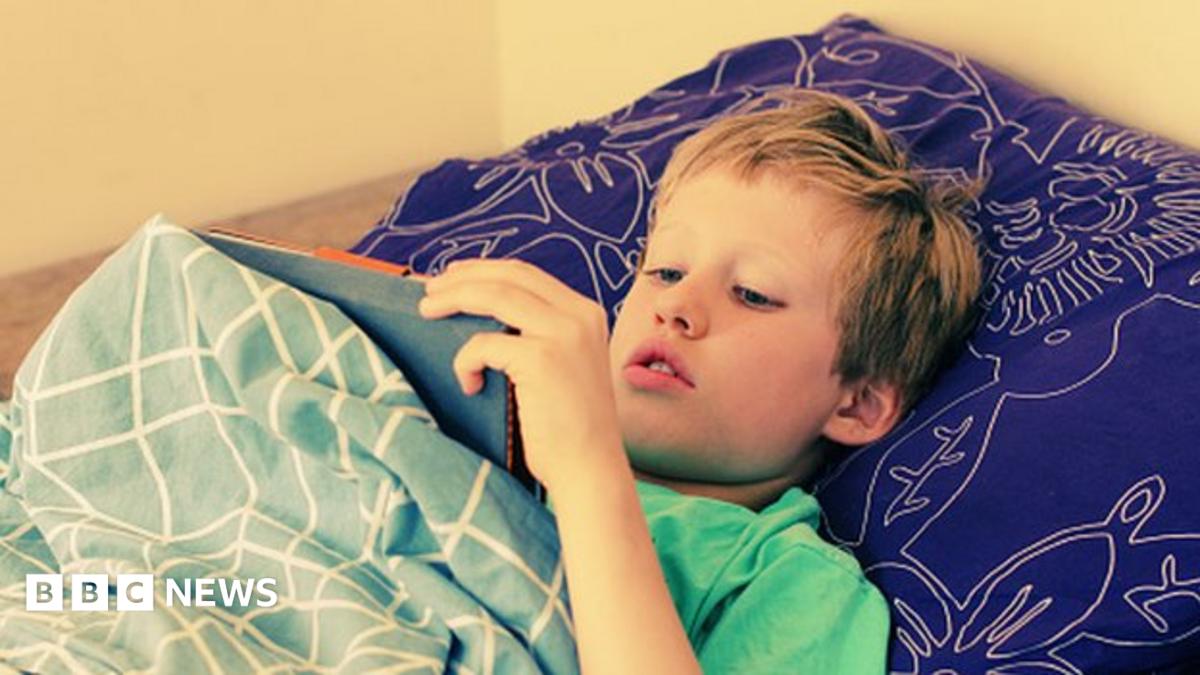 Ban phones and tablets before school, parents urged - BBC News