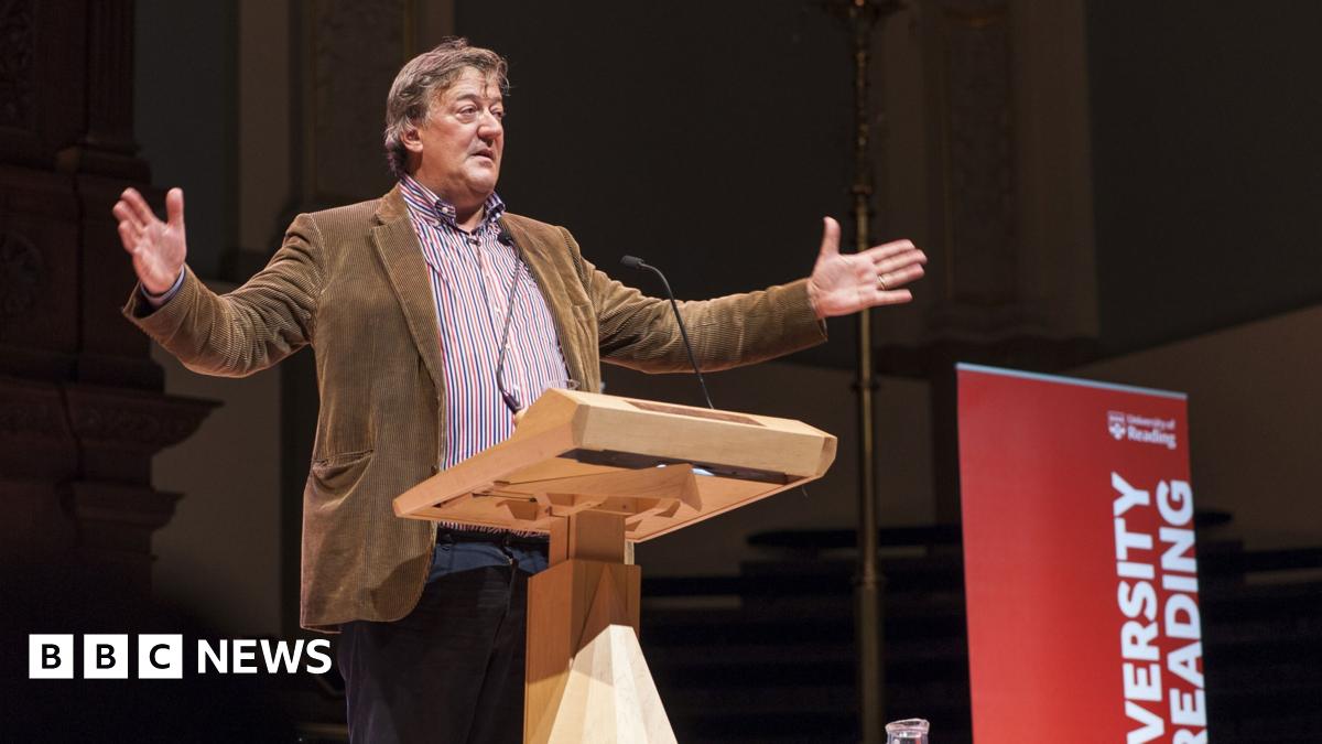 Stephen Fry delivers Oscar Wilde lecture at Reading Town Hall - BBC News