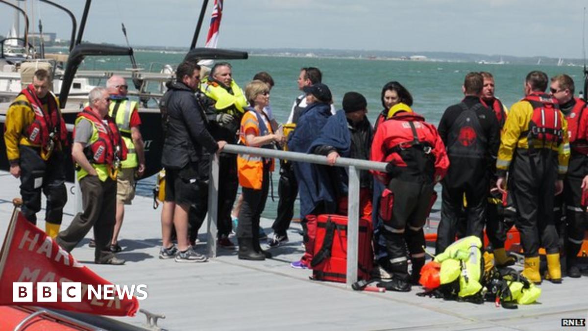 Yachts in Solent collide as seven are rescued - BBC News