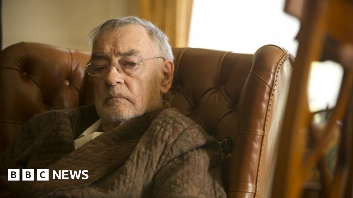 Actor Richard Johnson dies, aged 87 - BBC News