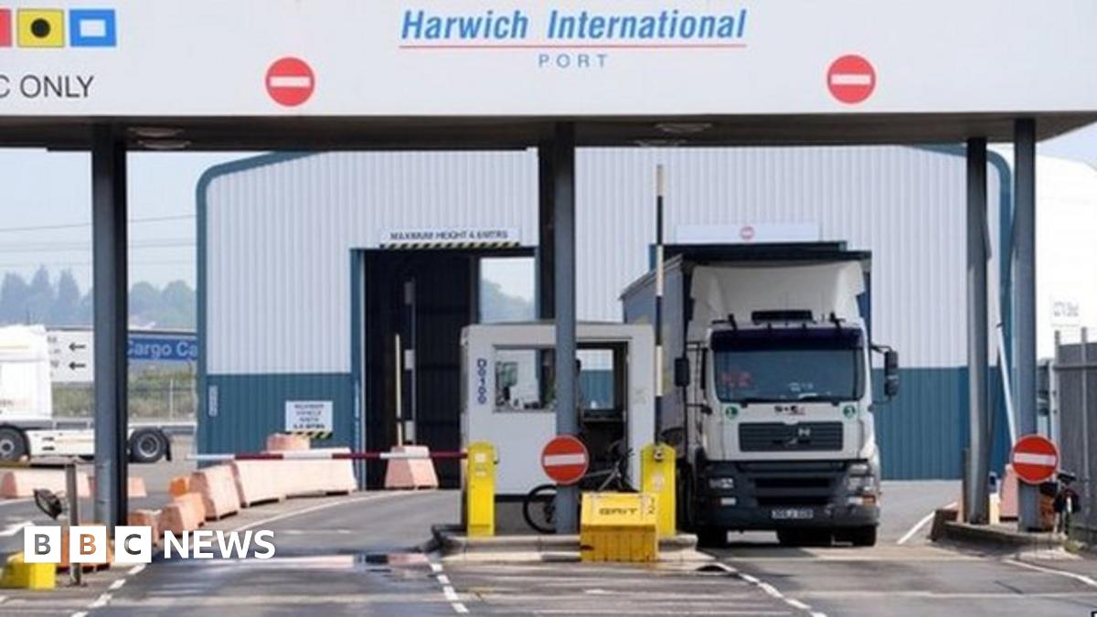 Polish lorry drivers bailed over Harwich stowaways - BBC News