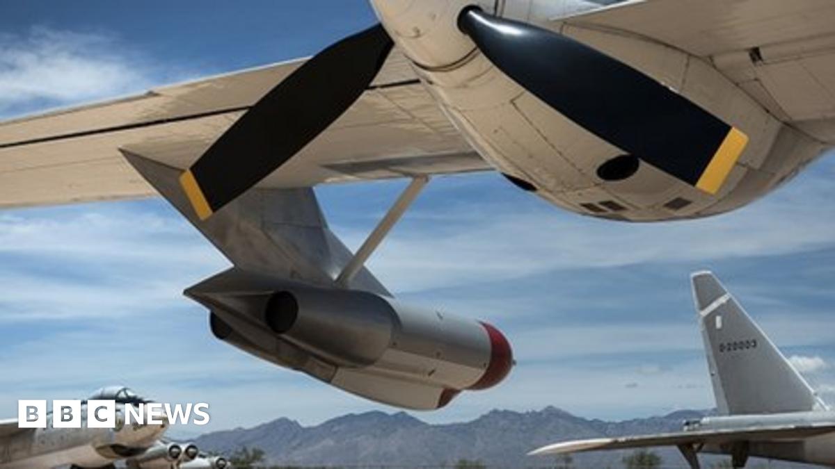 Self-healing aeroplane wings 'to fix tiny cracks' - BBC News