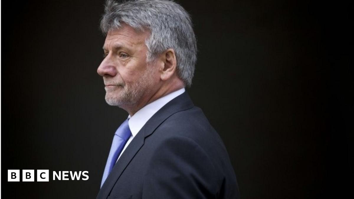 Neil Wallis, ex-NoW deputy editor, 'knew about phone hacking' - BBC News