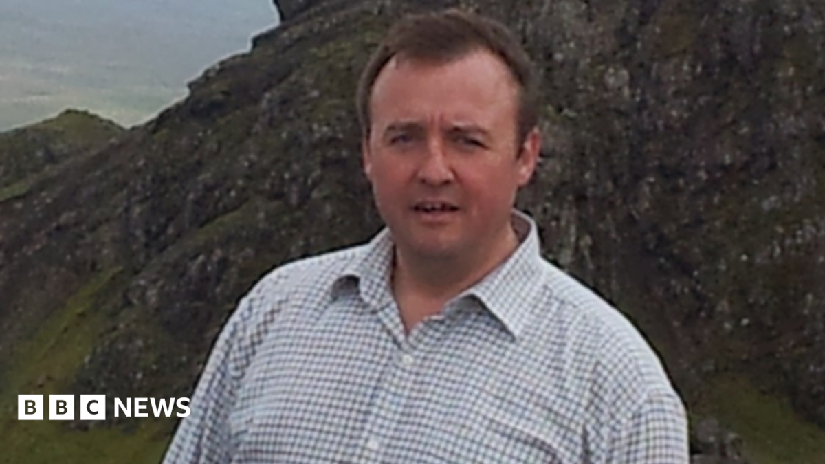 Matthew Chapman: Isle of Man helicopter pilot death 'accidental' - BBC News