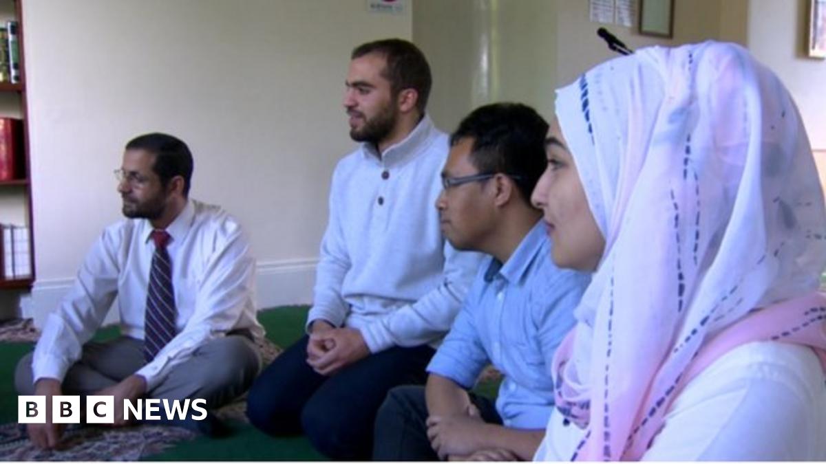 QUB Muslim students 'praying in corridors' call for dedicated room ...
