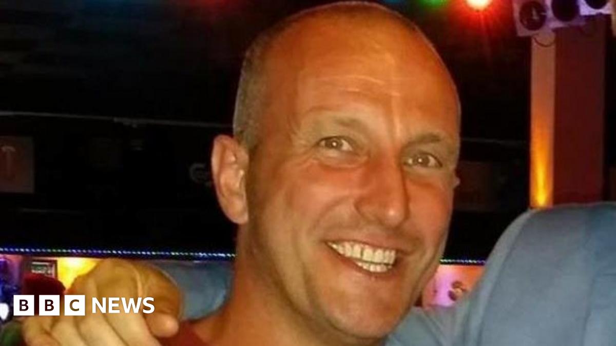 Andy Roberts: Tribute to M25 Swanley crash victim - BBC News