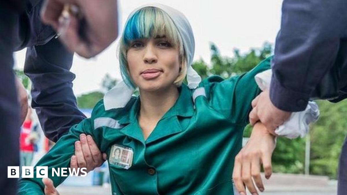 Pussy Riot activist held in Moscow over prisoner demo - BBC News