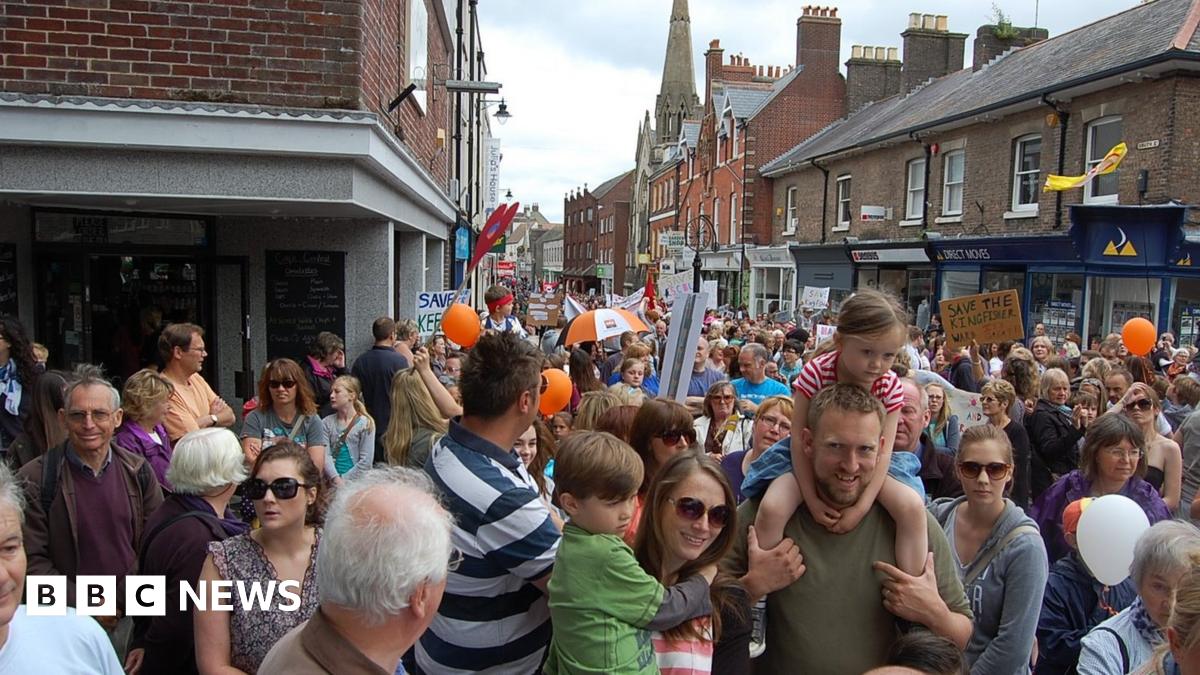Dorset County Hospital protest attracts hundreds - BBC News