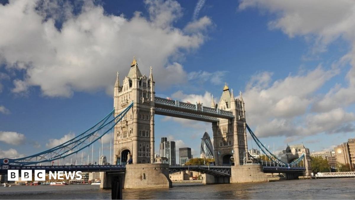 Man dies after street attack near Tower Bridge, London - BBC News