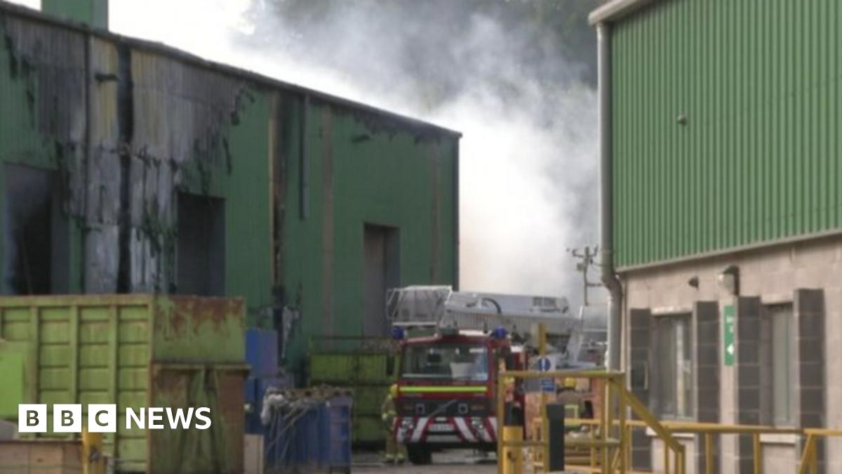 Newry: 50 firefighters tackle large fire - BBC News