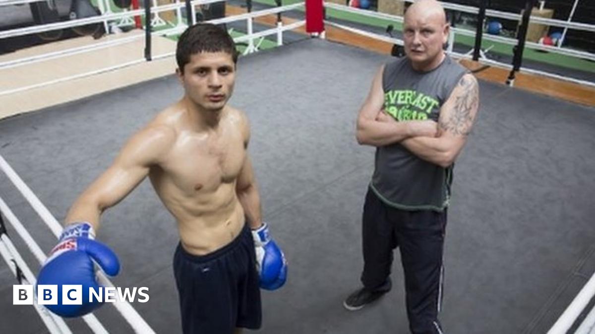 Refugee boxer dedicates fight to Britain - BBC News