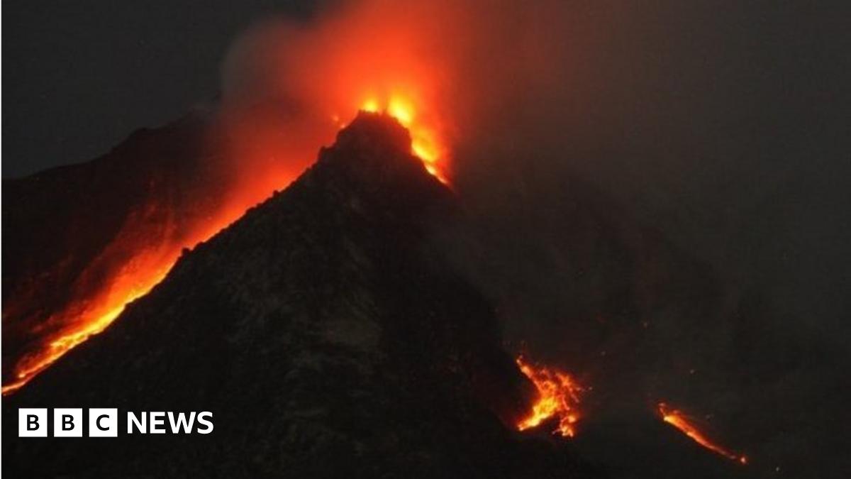 Sinabung eruption: Thousands flee Indonesia volcano - BBC News
