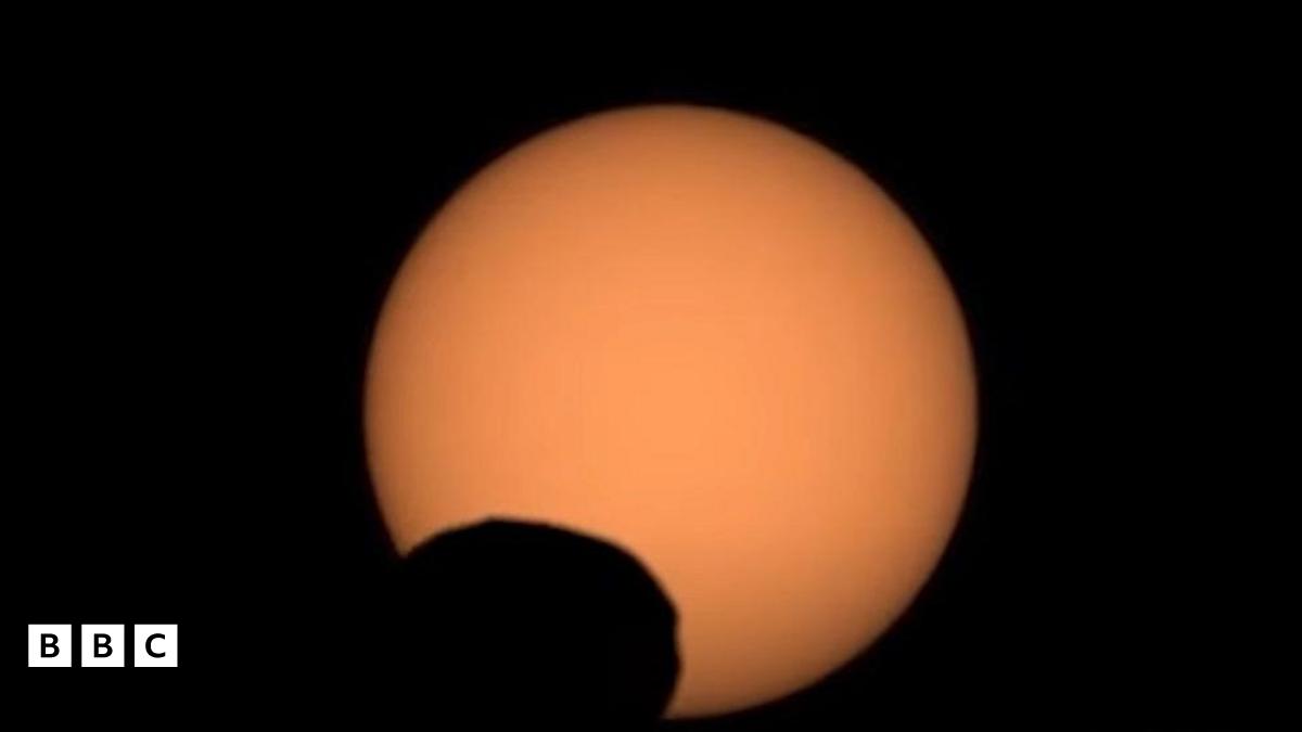 The 'googly eye' spotted in space by Nasa rover - BBC Newsround