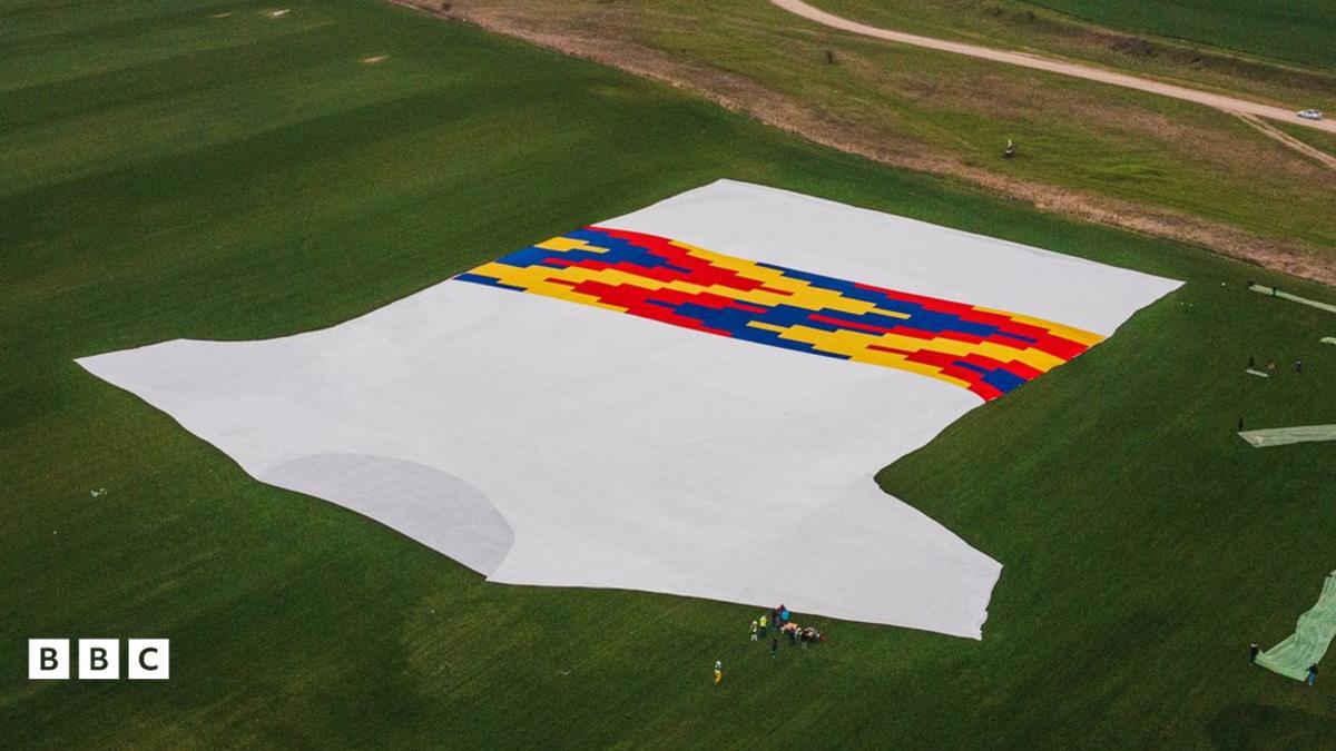 Guinness World Records: The world's largest T-Shirt - BBC Newsround