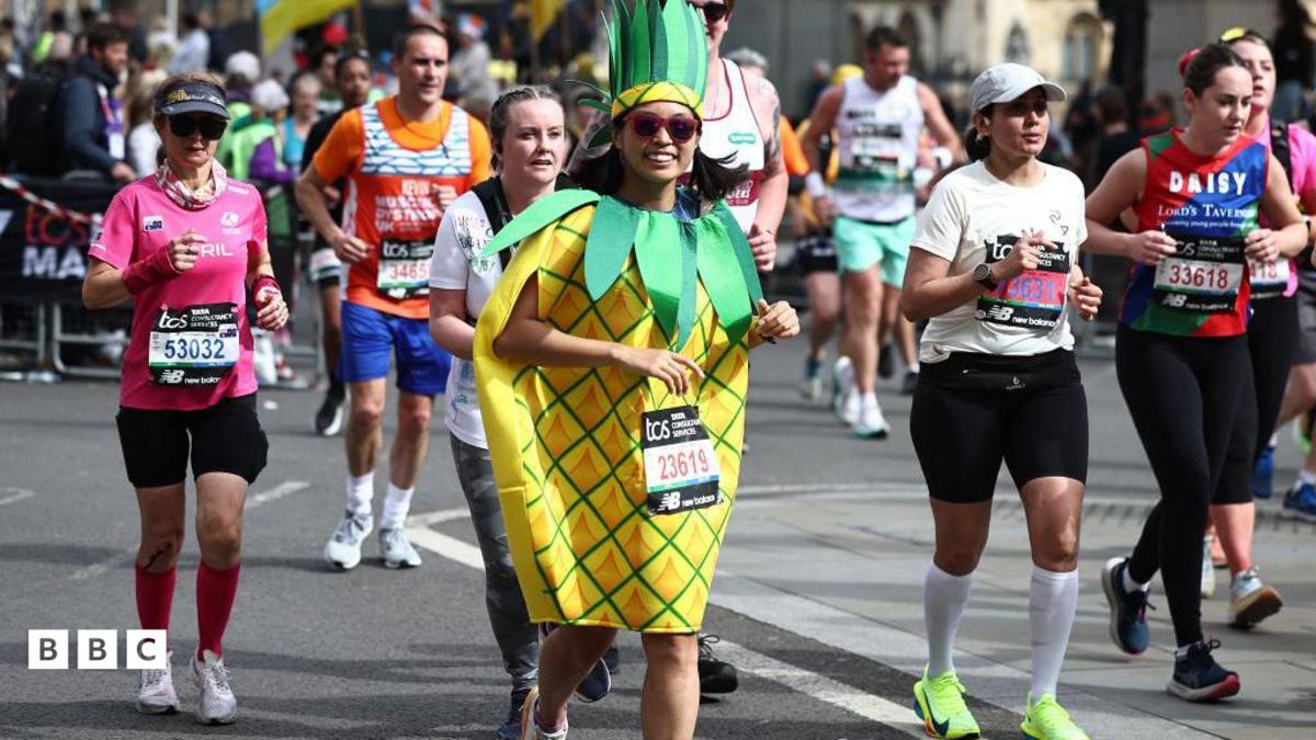 Marathon weekend: Thousands take to London and Manchester - BBC Newsround