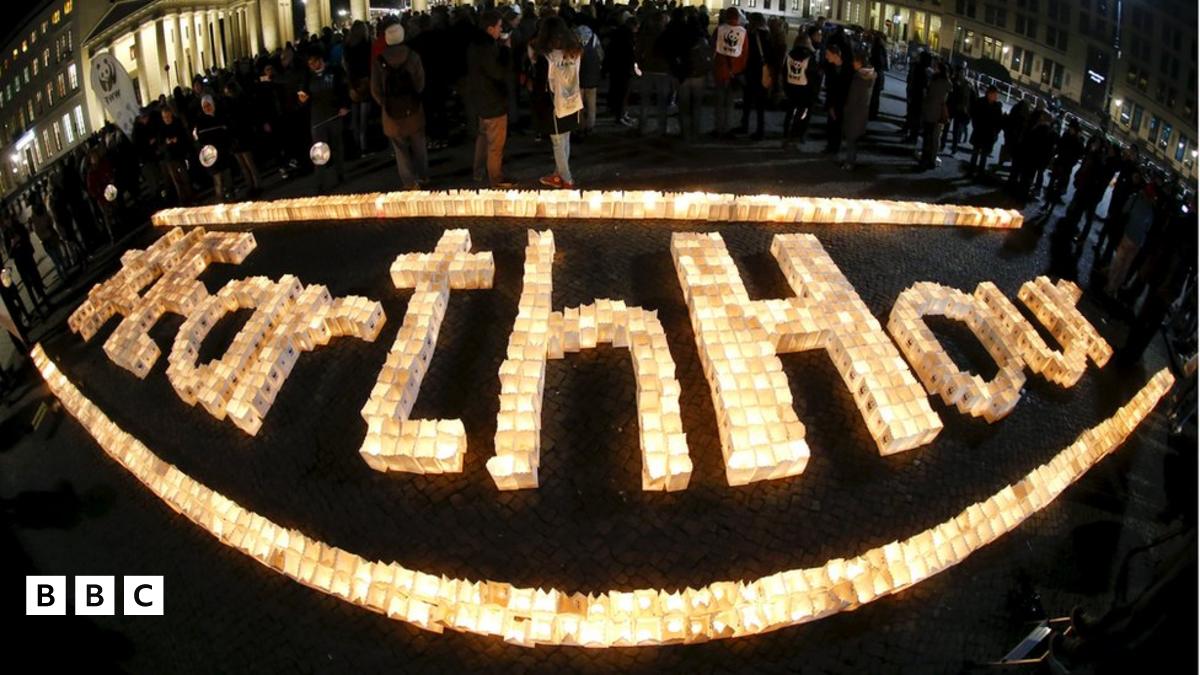 In pictures: Lights go out for Earth Hour - BBC Newsround