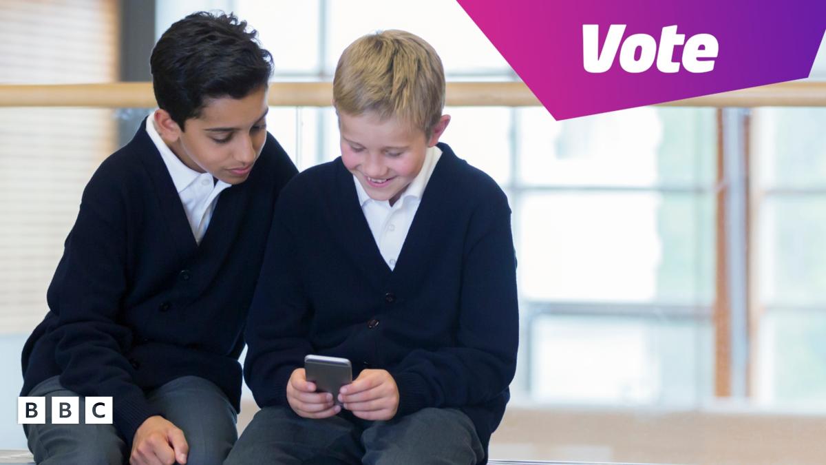 The school locking up mobile phones during lessons - BBC Newsround