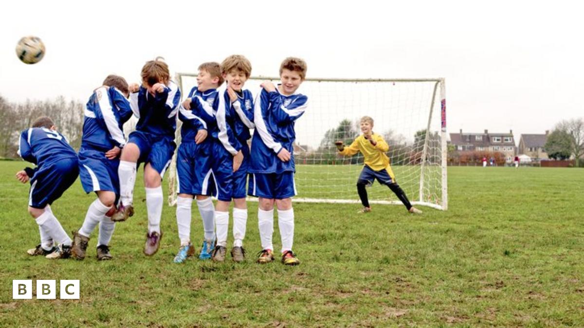 Timekeeping: How long should a game of football be? - BBC Newsround