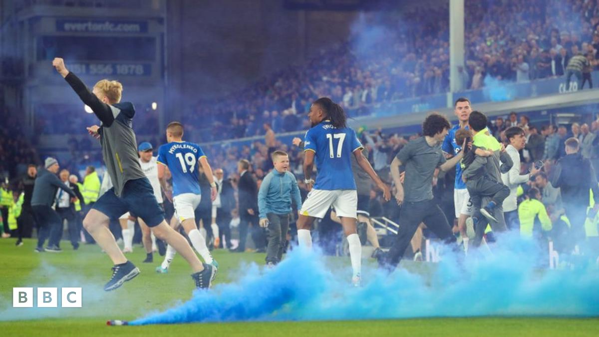 Pitch invasions: Concerns raised over player safety - BBC Newsround