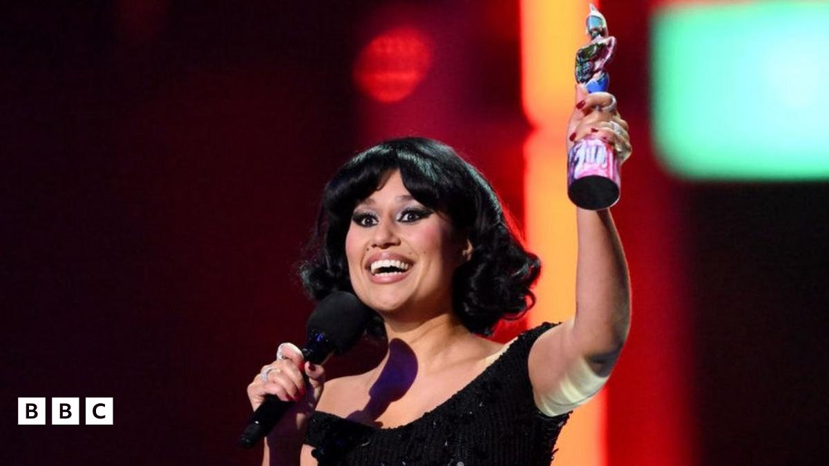 Brit Awards 2024: RAYE makes history by winning six trophies - BBC Newsround