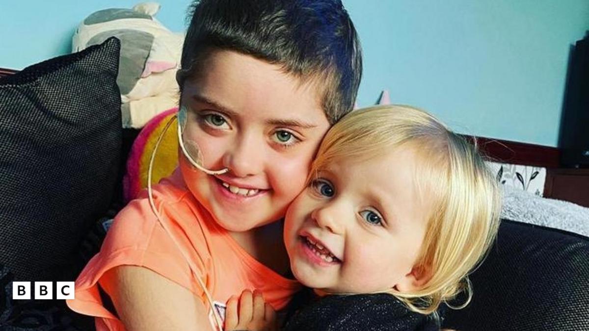 Sisters get bravery awards for life saving transplant - BBC Newsround