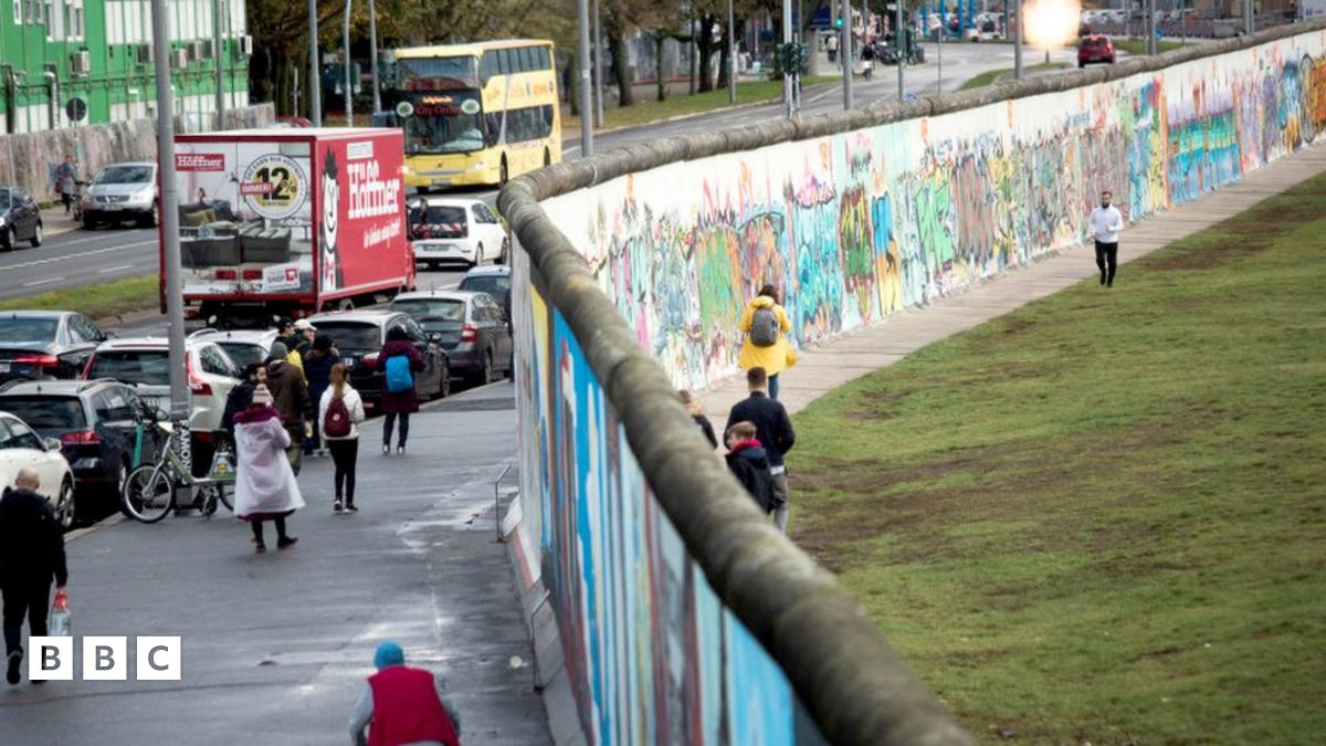 Pictures of the fall of the Berlin Wall - BBC Newsround