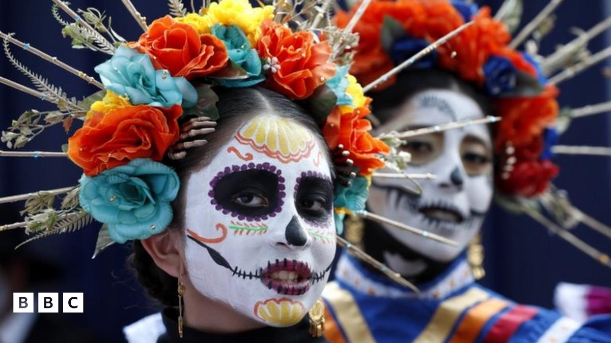 Día de Muertos: Day of the Dead parades begin - BBC Newsround